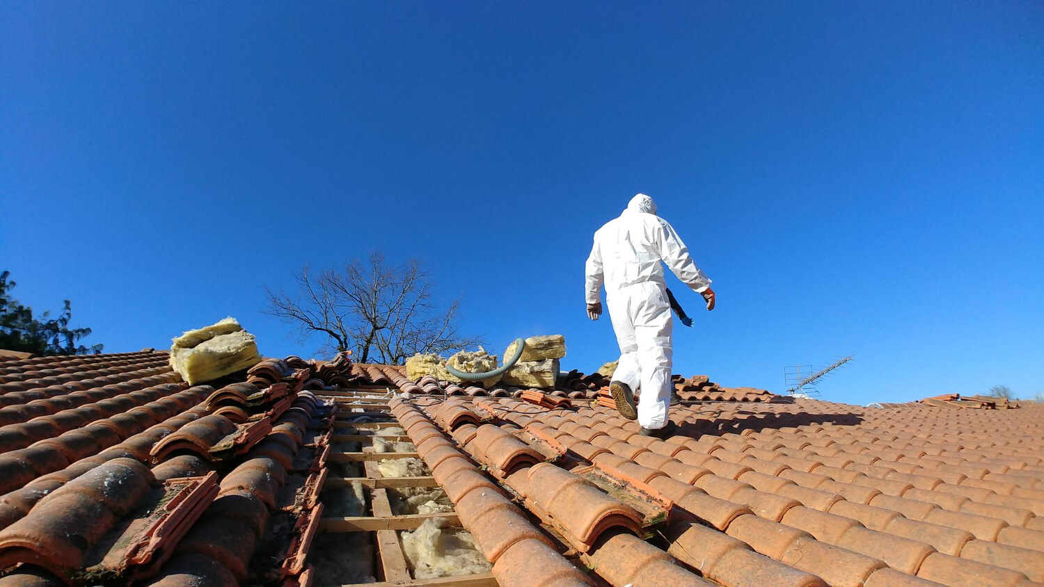 Hvad koster fjernelse af asbest tag? (2025) → Se prisen her