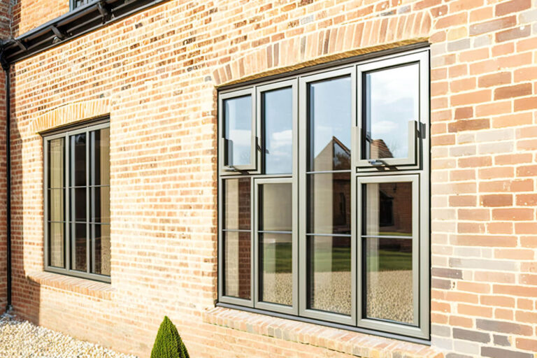 Hvad koster outline vinduer? (Pris i 2025) → Se den her